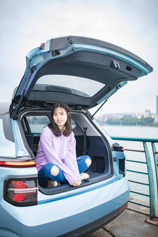 10w买高颜值、大空间MPV，可语音发微信，90后美女：真“豪横”！_搜狐汽车_搜狐网