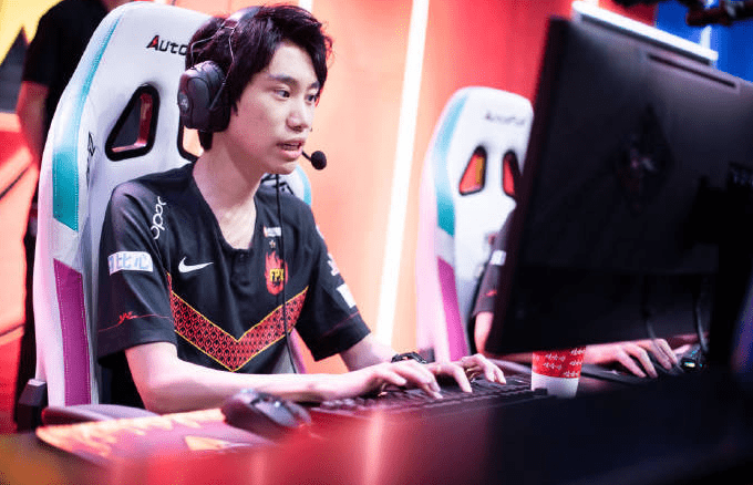 Doinb韩服练习肉装稻草人中单！前QG经理爆料五年前Uzi身价_派克