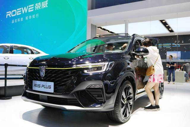 前卫造型+科技内饰，实拍荣威RX5 PLUS，智能配置是亮点_搜狐汽车_搜狐网