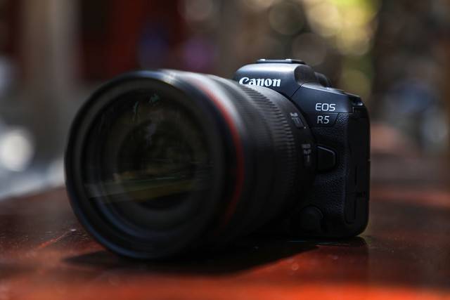 新品对决！EOS R5 VS A7S3应该选哪个？_相机