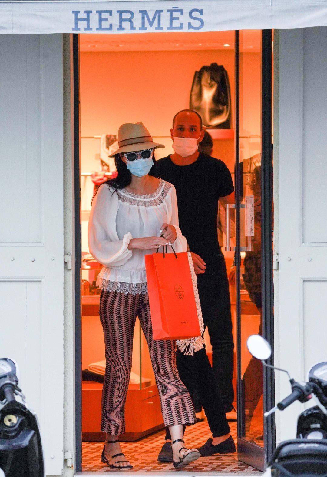 52岁邓文迪又带新男友现身！穿少女衫配3D微喇裤，... -6park.com