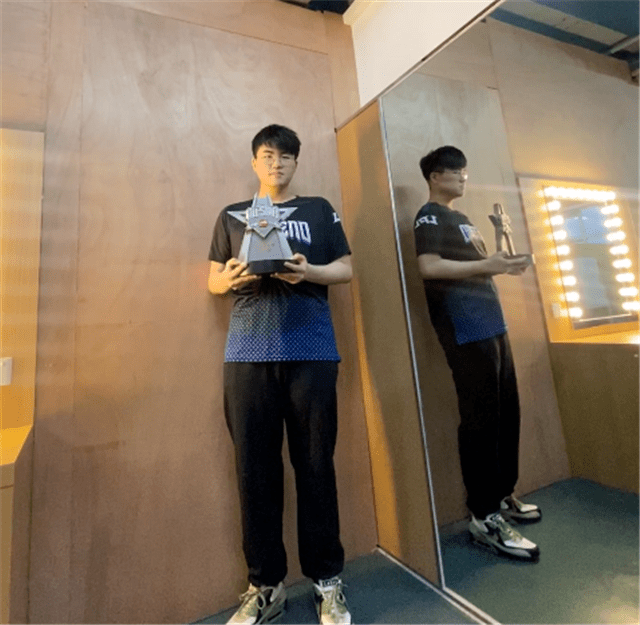 uzi已经退役无缘S10，姿态却曝光：可能有新赛事，我们可以冲击S0_手游