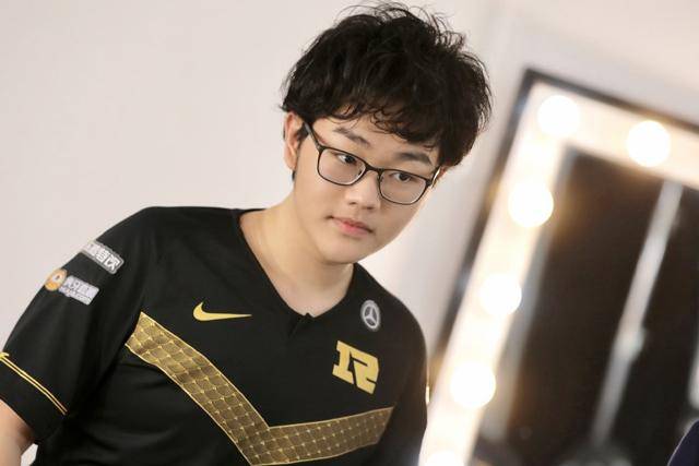 姿态为RNG献计，自带“龙坑”阵容？Betty永远滴神_时候