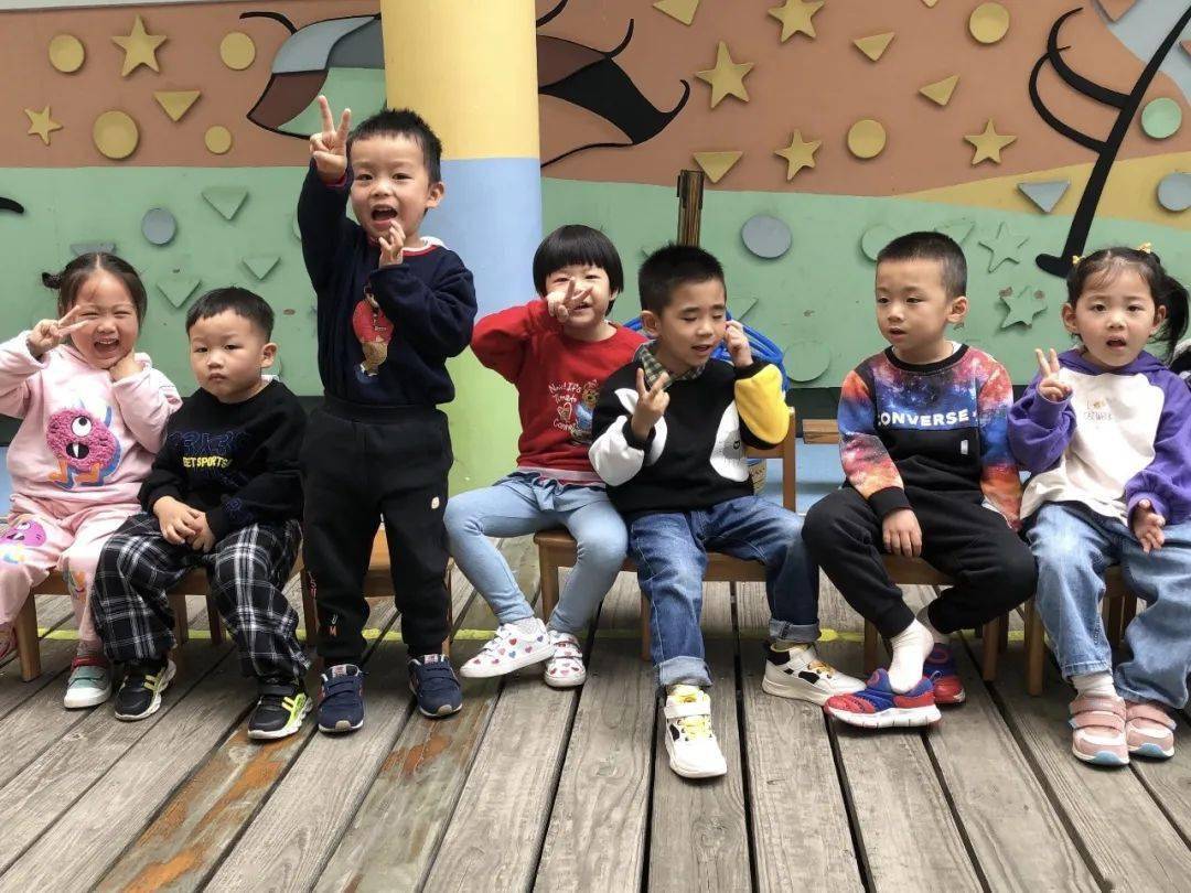 幼儿初长成,穿鞋我最棒——小班穿鞋子比赛活动 小朋友们