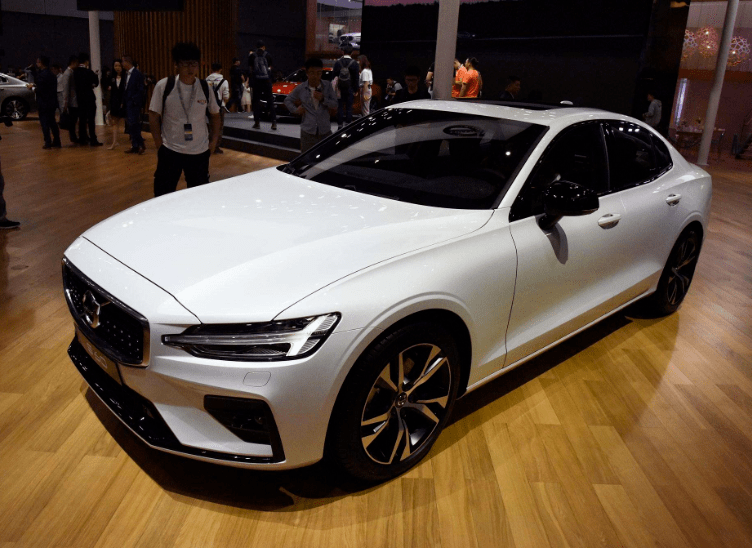 再等半年！优惠最高3万！大众这款旅行车性价比能超奥迪A4L？_迈腾