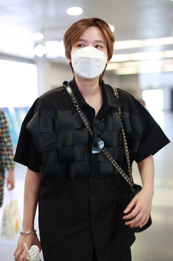 Sunnee杨芸晴现身北京机场 宽松着装清凉休闲-搜狐大视野-搜狐新闻