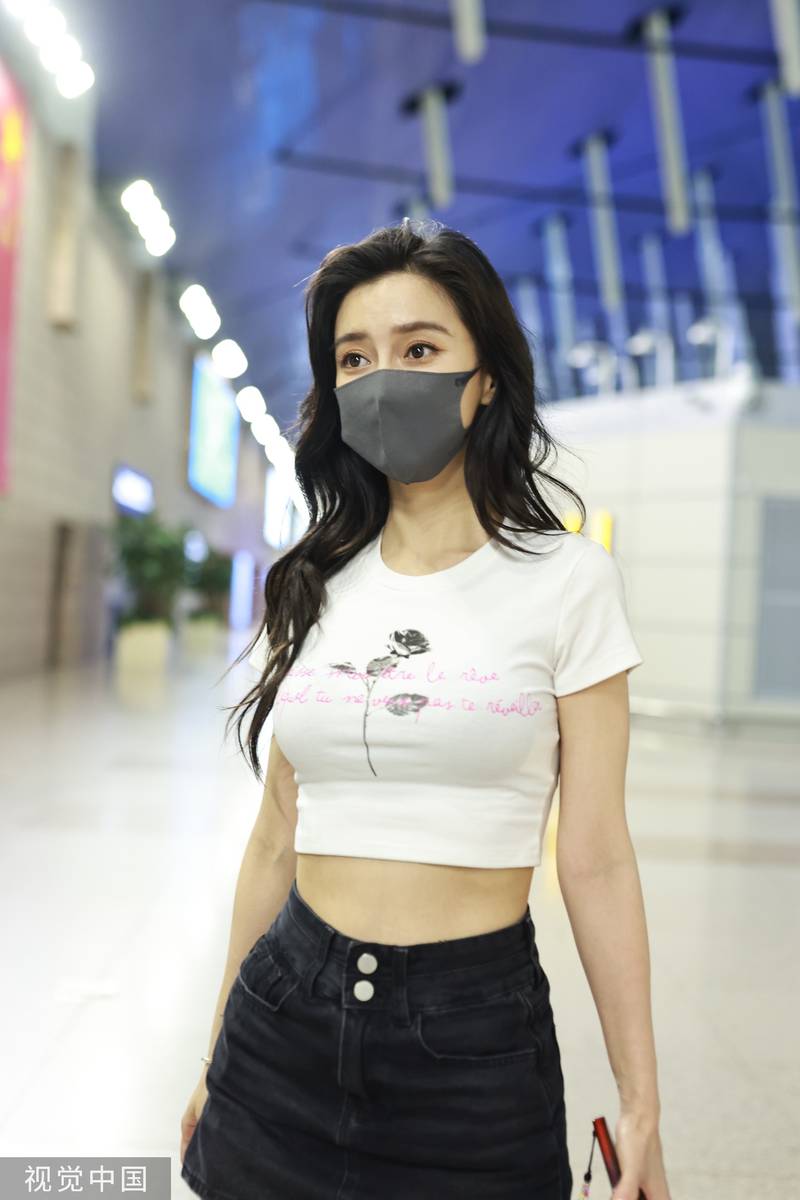 Angelababy现身机场低调简约 脸颊比心俏皮可爱-搜狐大视野-搜狐新闻