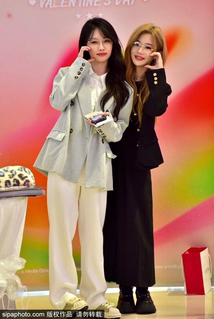 SNH48胡晓慧与宋昕冉出席活动 对镜头甜美摆拍-搜狐大视野-搜狐新闻