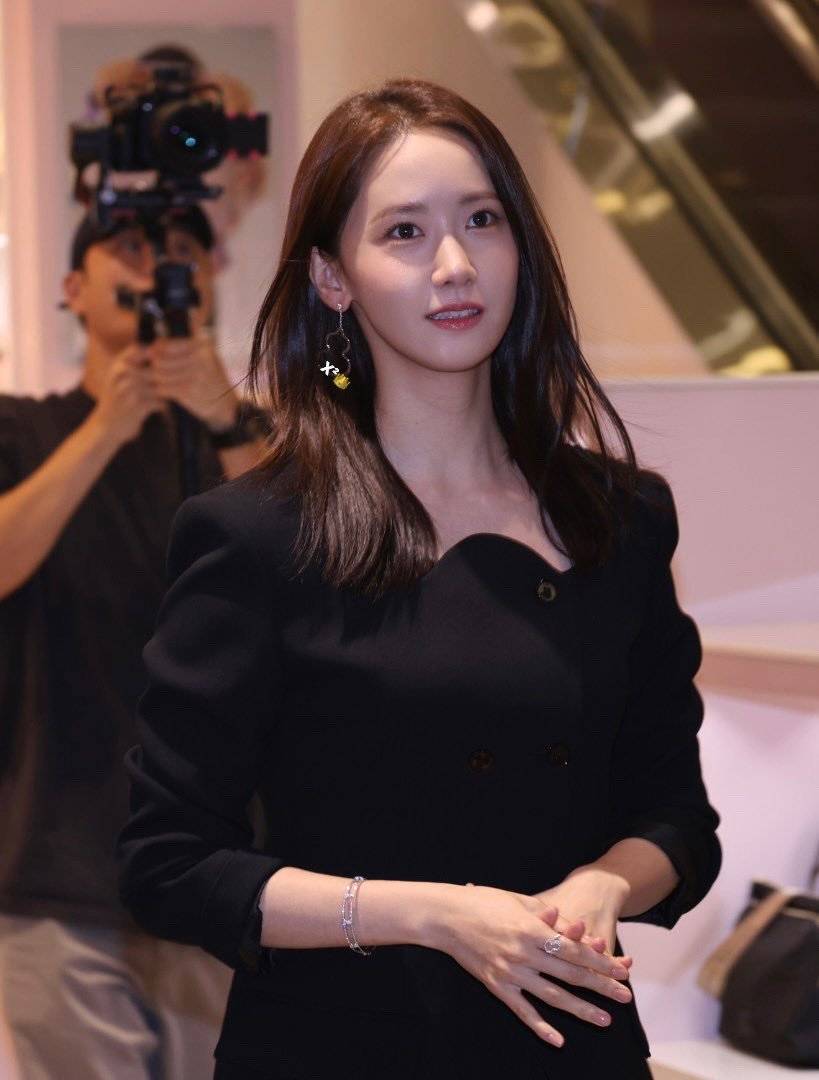 林允儿西装短裙飒爽干练 清冷松弛演绎都市女精英 搜狐大视野 搜狐新闻