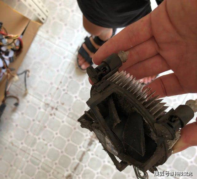 网吧的电脑玩游戏很卡，找到原因后，朋友：难怪没人来上网！_保养