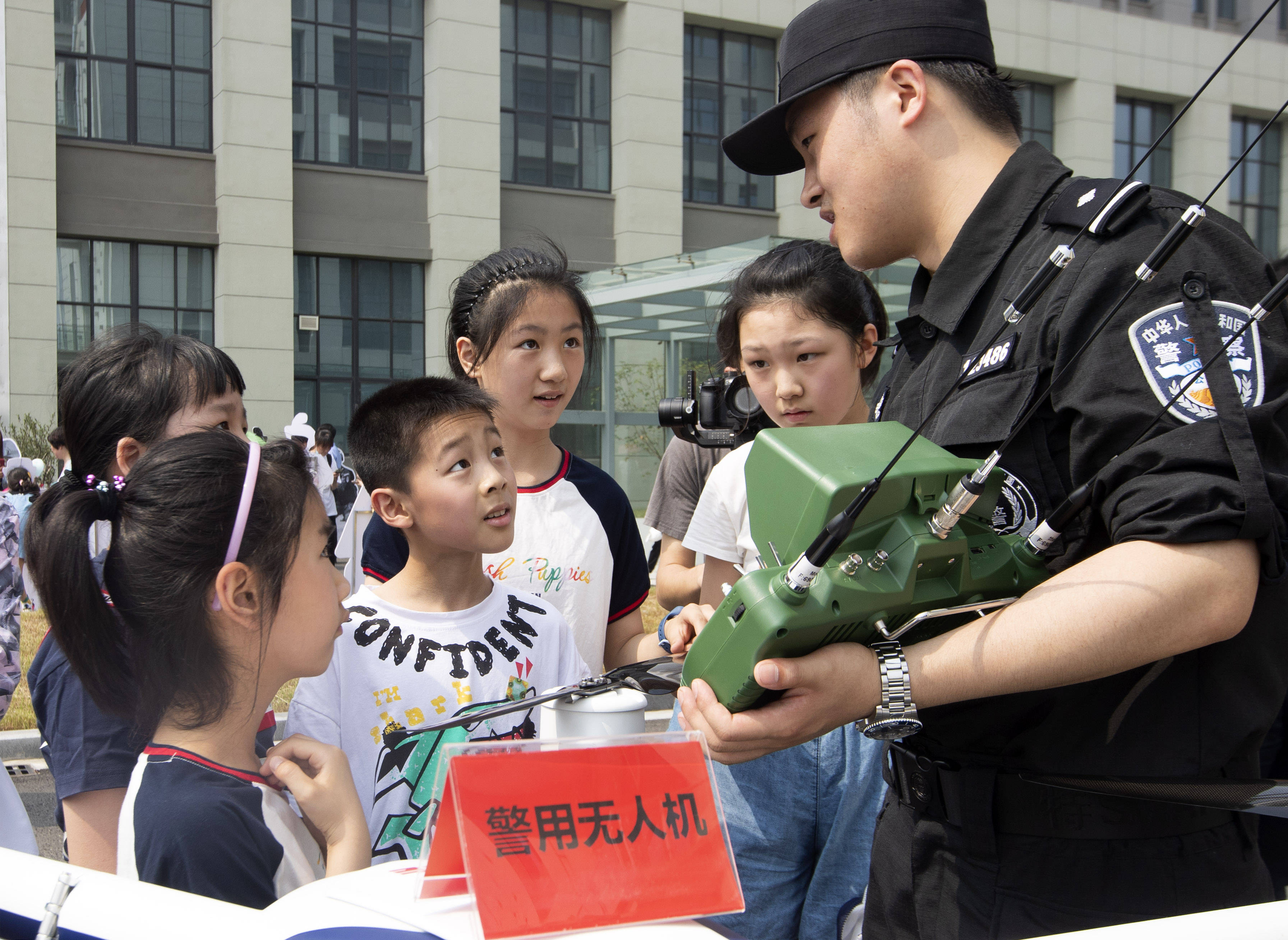 江苏泰州：萌娃进警营-搜狐大视野-搜狐新闻