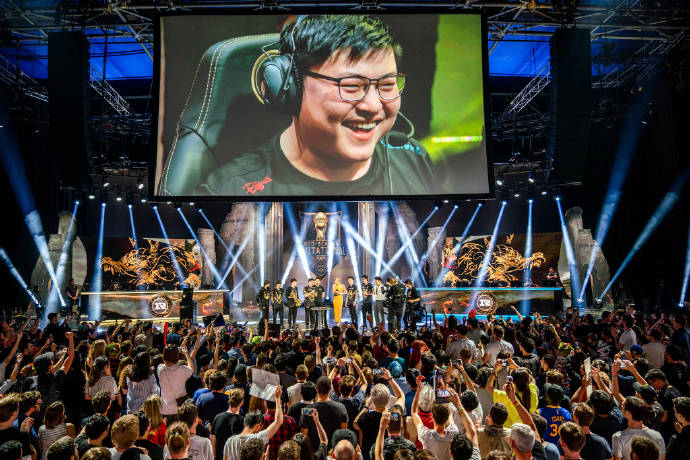 网传Uzi下半年以老板身份回归，女友aomimi现身回应_退役