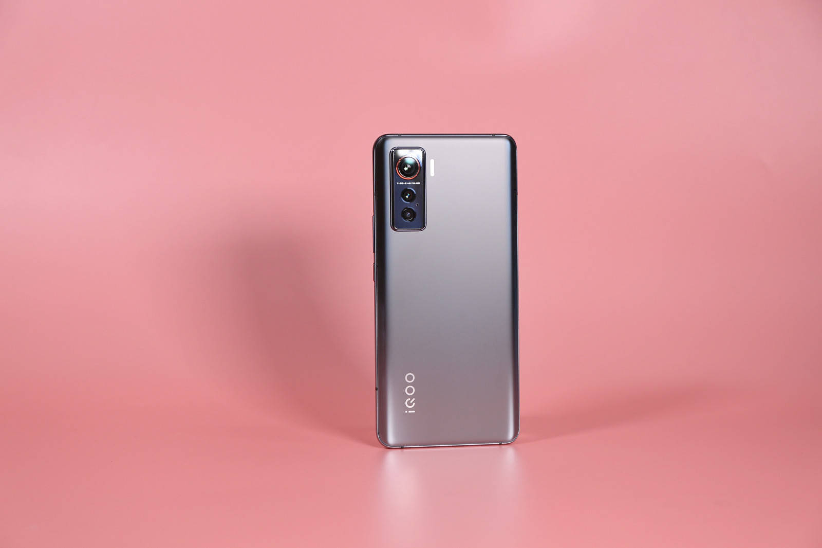 iQOO 5皓影版图赏：120Hz超视感柔性屏-搜狐大视野-搜狐新闻