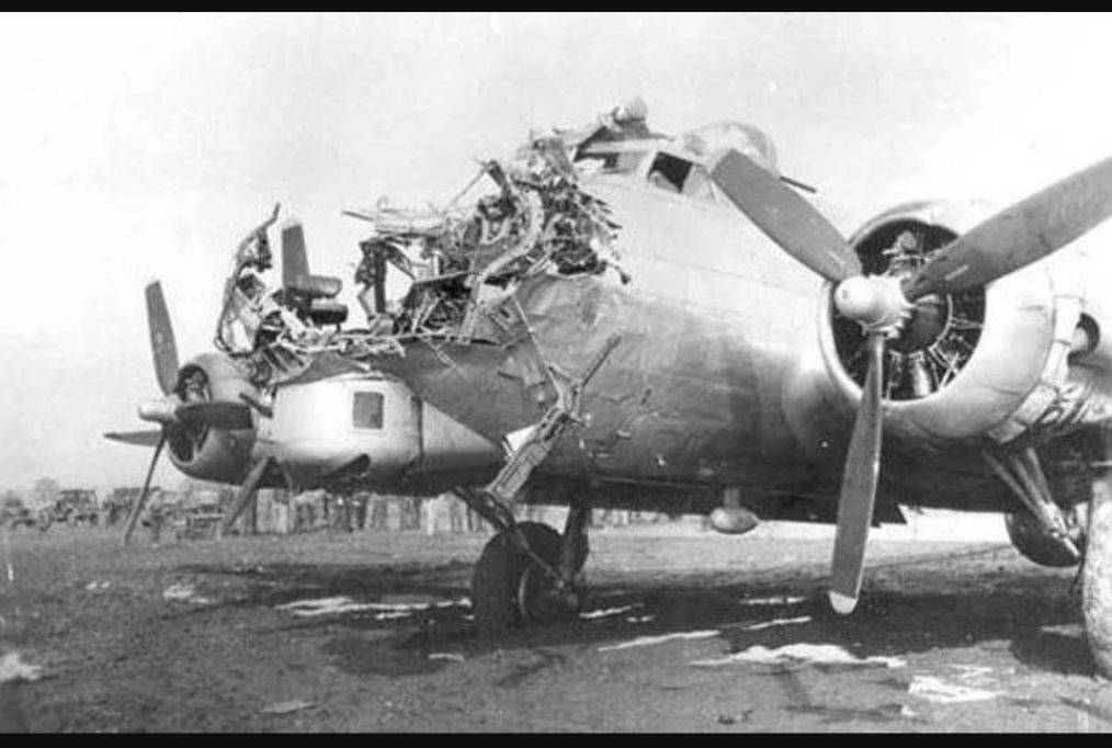 B-17轰炸机究竟有多扛揍？发动机打爆，翅膀打烂，还能安全返航_美国空军