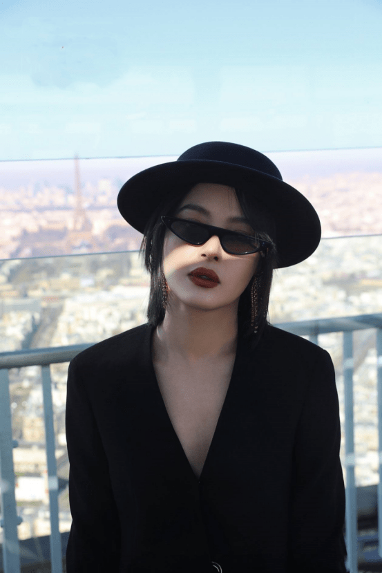 辛芷蕾的“龙须刘海”真减龄啊！穿小香风外套好少女，御姐变萌妹-搜狐大视野-搜狐新闻