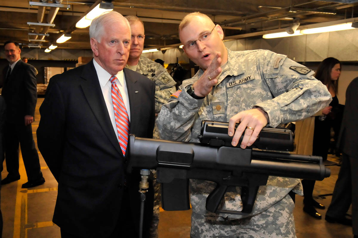 美军XM25榴弹发射器-搜狐大视野-搜狐新闻