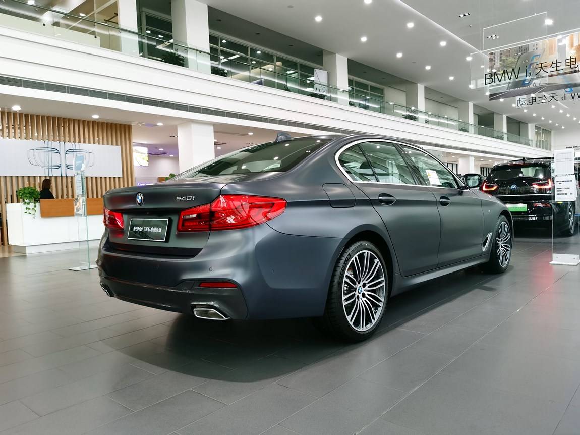 宝马 540i 风尚版 M运动套装 磨砂极地灰/摩卡 -搜狐大视野-搜狐新闻