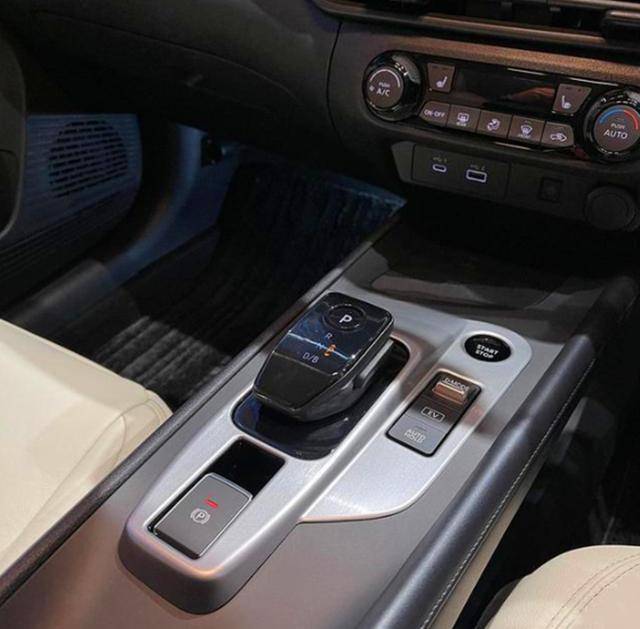 混动配旋转座椅！新一代日产Note实车，外观比飞度更带劲儿_搜狐汽车_搜狐网