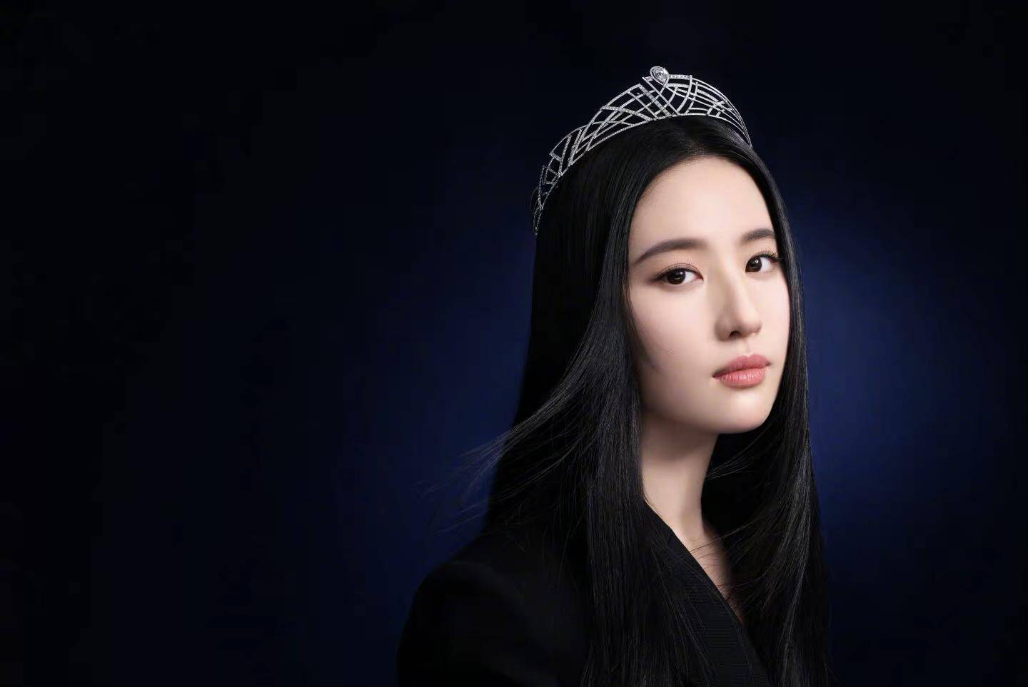 刘亦菲最新写真大片，天鹅颈真的太优越了，戴上精致皇冠气质满满-搜狐大视野-搜狐新闻