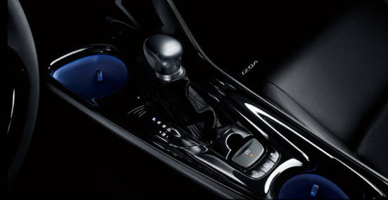 丰田奕泽IZOA和马自达CX-30为例，看看谁才能征服年轻消费者。_搜狐汽车_搜狐网