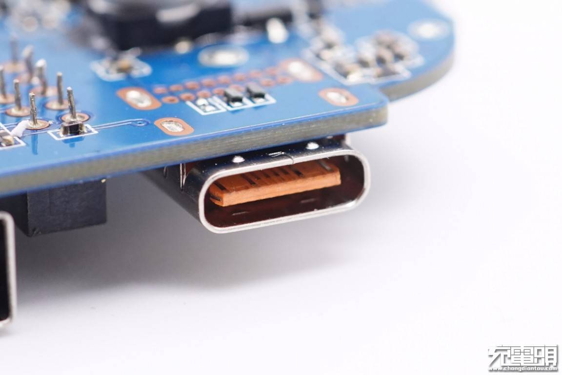 紫米20号快充移动电源拆解，内置三颗南芯SC8815升降压转换器_充电