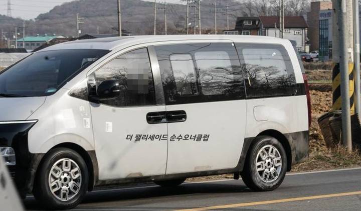 现代STARIA实车上路，造型时尚，很有未来感_搜狐汽车_搜狐网