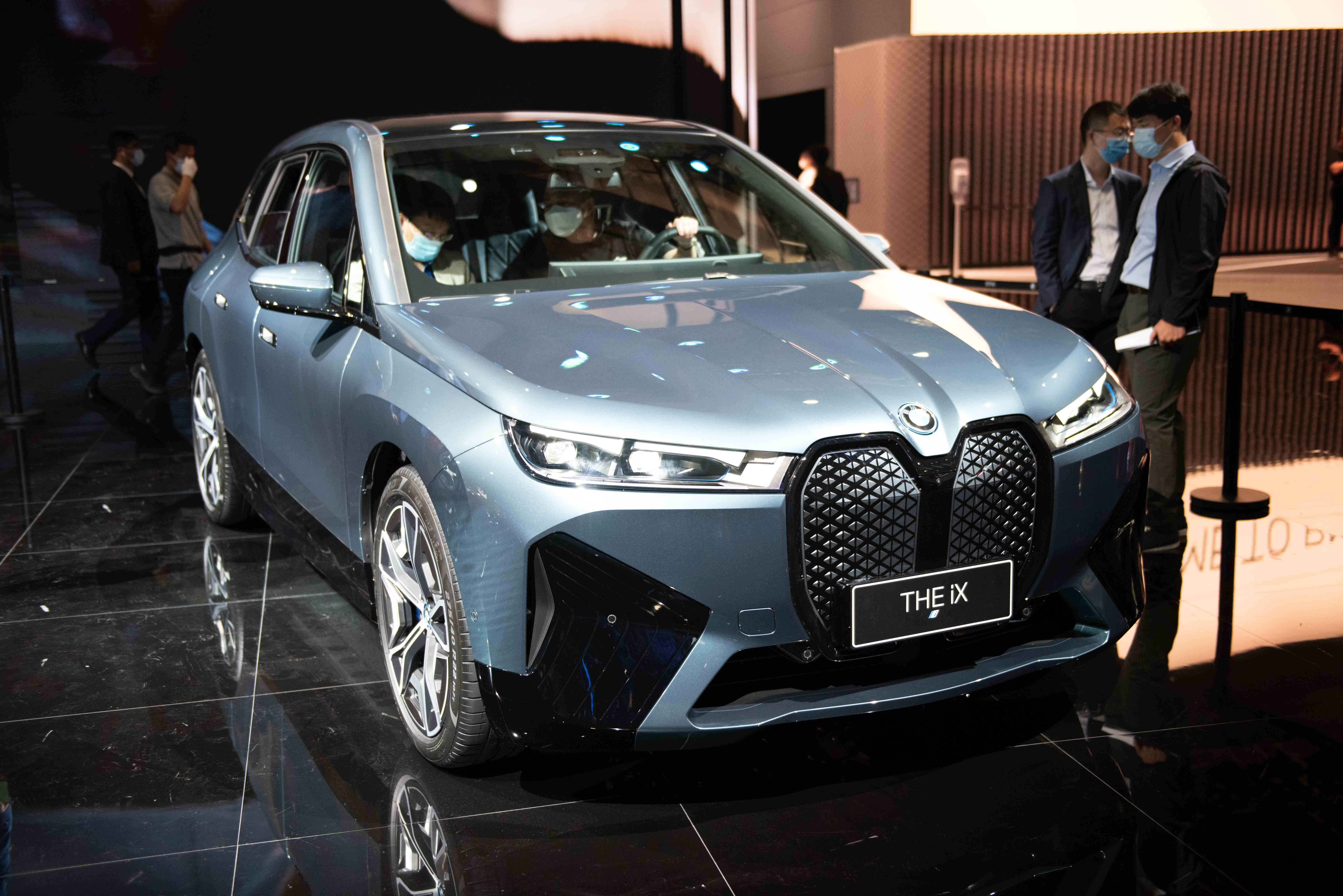 宝马IX纯电SUV亮相上海车展，超大鼻孔，内饰科幻！_搜狐汽车_搜狐网