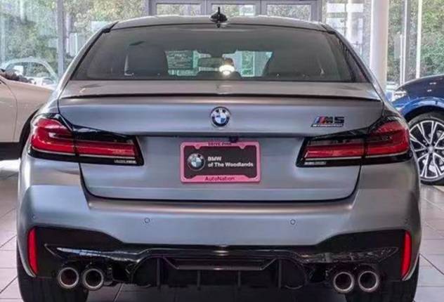 4.4T引擎+8AT，熏黑套件+12寸大屏，全新宝马M5进店，真霸气_搜狐汽车_搜狐网