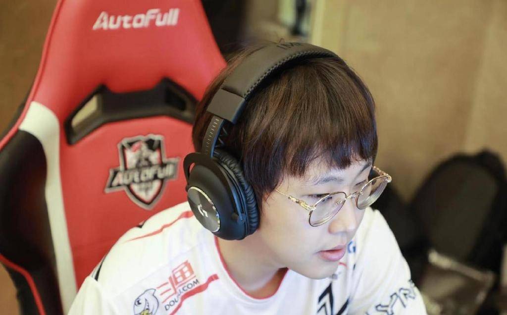 “我Imp，和Uzi打BO5没输过”，Imp对话Uzi女粉，冠军有手就行_决赛