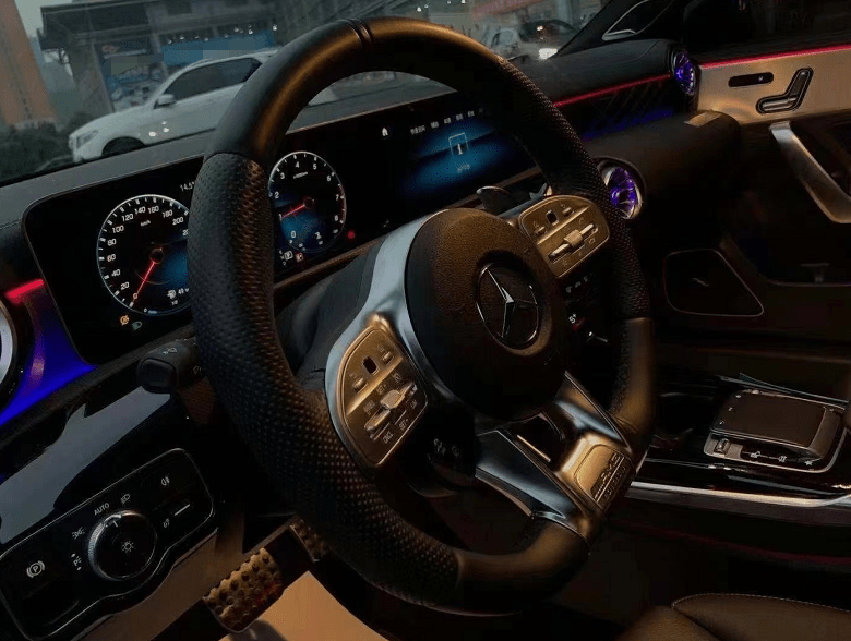 探店奔驰A35L，4.9S破百，内饰豪华夸张，但价格你能接受吗？_搜狐汽车_搜狐网