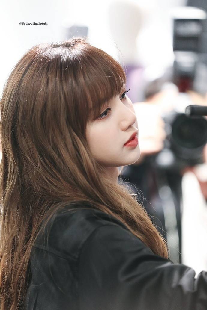 Lisa晒晚安照又被辣到，衣服看起来很华丽，难道是MV预告？_solo