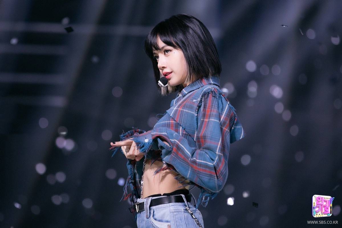 Lisa晒晚安照又被辣到，衣服看起来很华丽，难道是MV预告？_solo