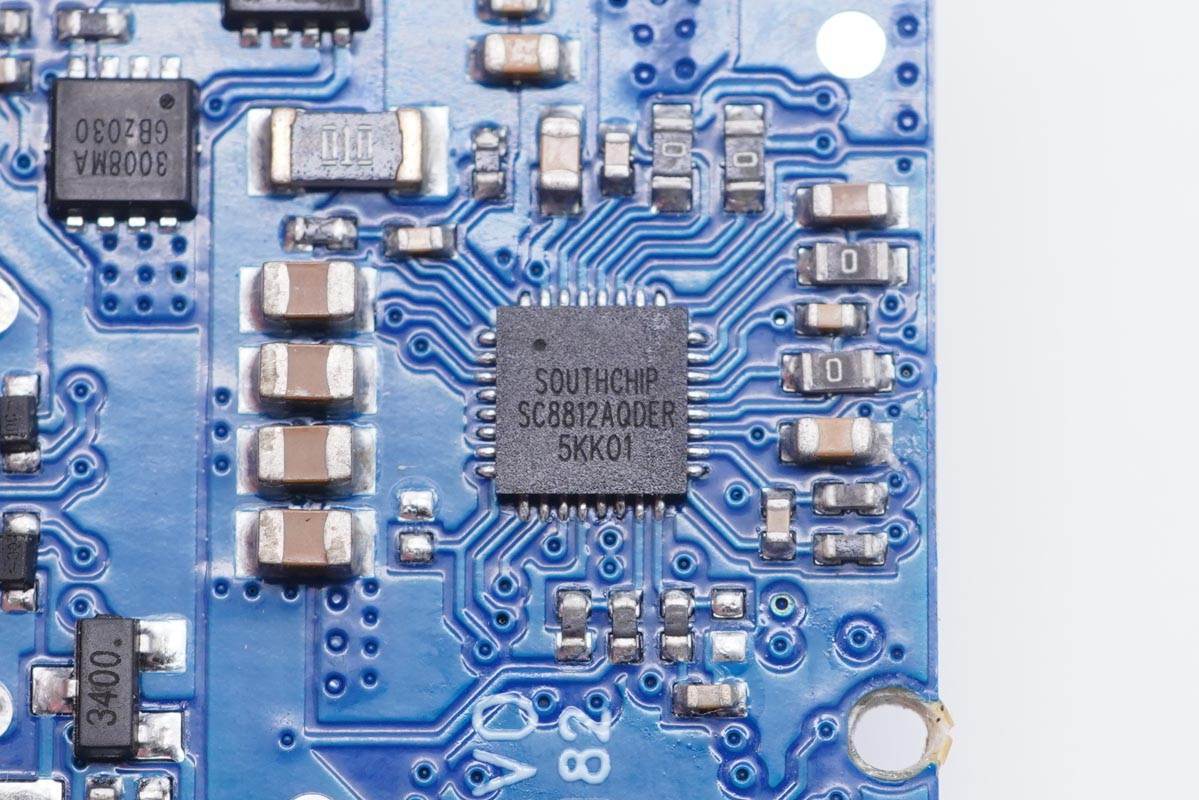 采用南芯SC8905升降压方案，绿联20000mAh 45W快充移动电源拆解_保护