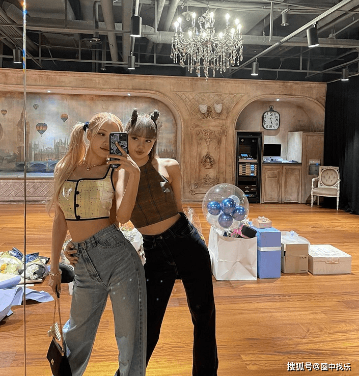 Rosé和Lisa同框自拍好养眼！两人小蛮腰及身材比例不相上下_上衣