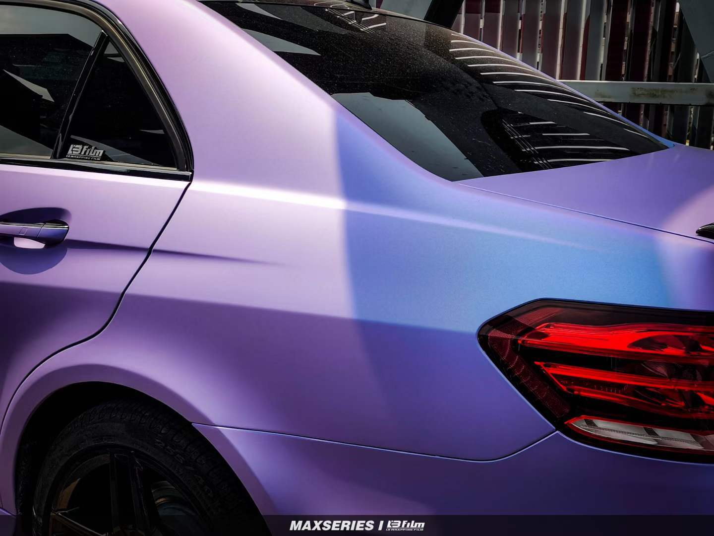 北京奔驰-E320L全车贴膜LB改色膜梦幻极光蓝_搜狐汽车_搜狐网