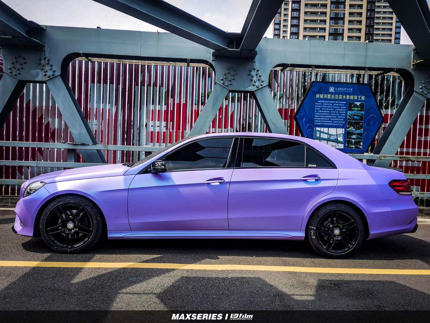 北京奔驰-E320L全车贴膜LB改色膜梦幻极光蓝_搜狐汽车_搜狐网