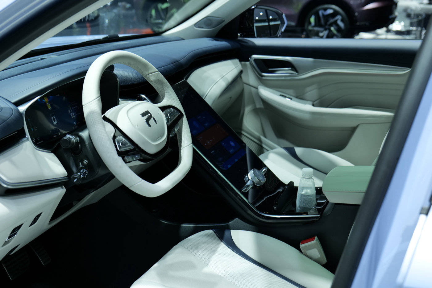 【新车实拍】R汽车ES33量产版 感觉比概念车还要炫_搜狐汽车_搜狐网