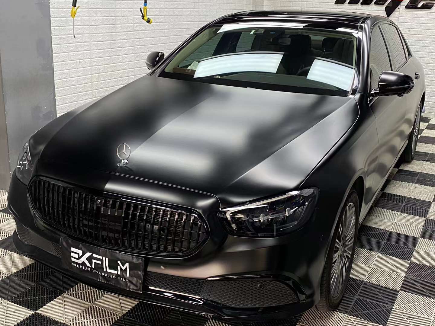 奔驰E300全车贴膜EKFILM-EK改色膜电光金属黑_搜狐汽车_搜狐网