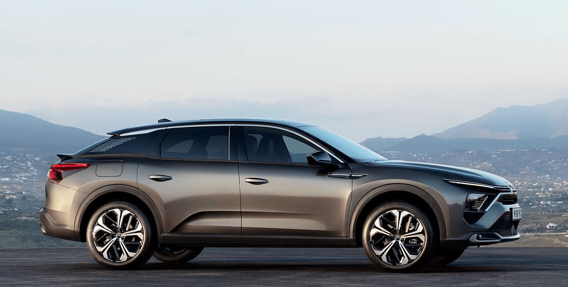 入门即高配！14.37万起售的凡尔赛C5X能否突破品牌梏桎！_搜狐汽车_搜狐网