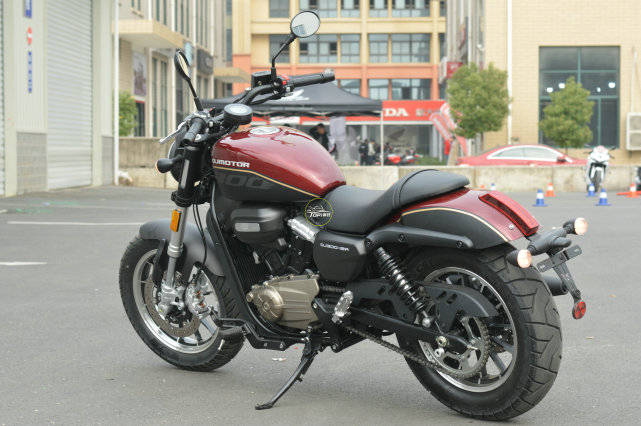 国产同级最轻Bobber巡航 QJMOTOR闪300S到店实拍_搜狐汽车_搜狐网