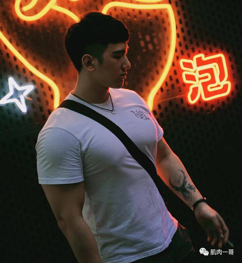 94年翘臀男教练走红网络,网友直呼我可以小哥