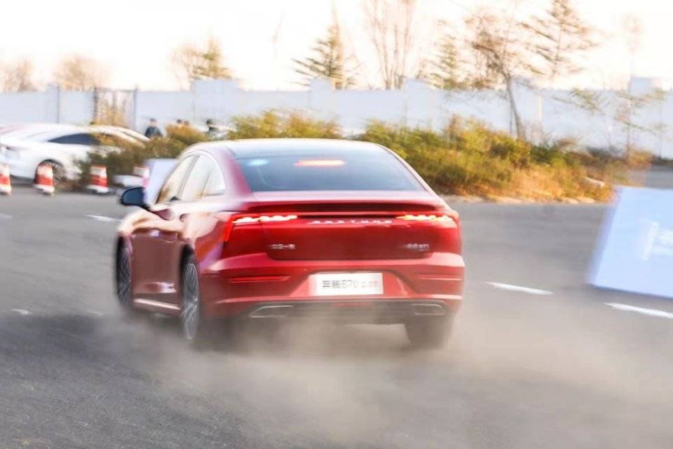 深度试驾奔腾B70 2.0T，高颜值强动力配爱信6AT_搜狐汽车_搜狐网