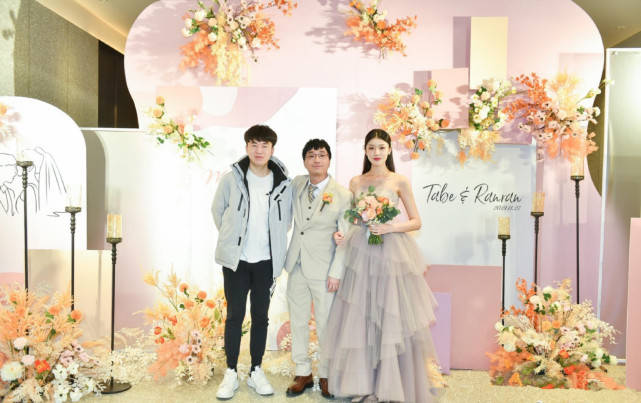 RNG主教练Tabe结婚：众星云集，老皇族齐聚_电竞_Uzi_赛场