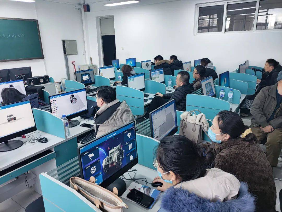 ROBOSIM捐赠公益活动 -- 中鸣机器人点亮科教新希望_虚拟_教育_科技