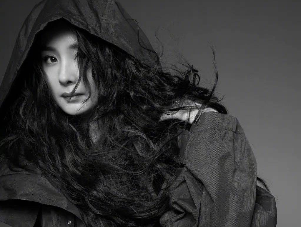 杨幂 X《Instyle优家画报》，性感慵懒的羊毛卷~_Instyle_画报_羊毛