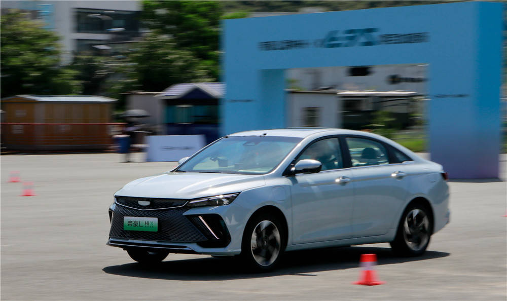 续航1300km 零百加速6.9秒 体验吉利帝豪L 雷神Hi·X_搜狐汽车_搜狐网