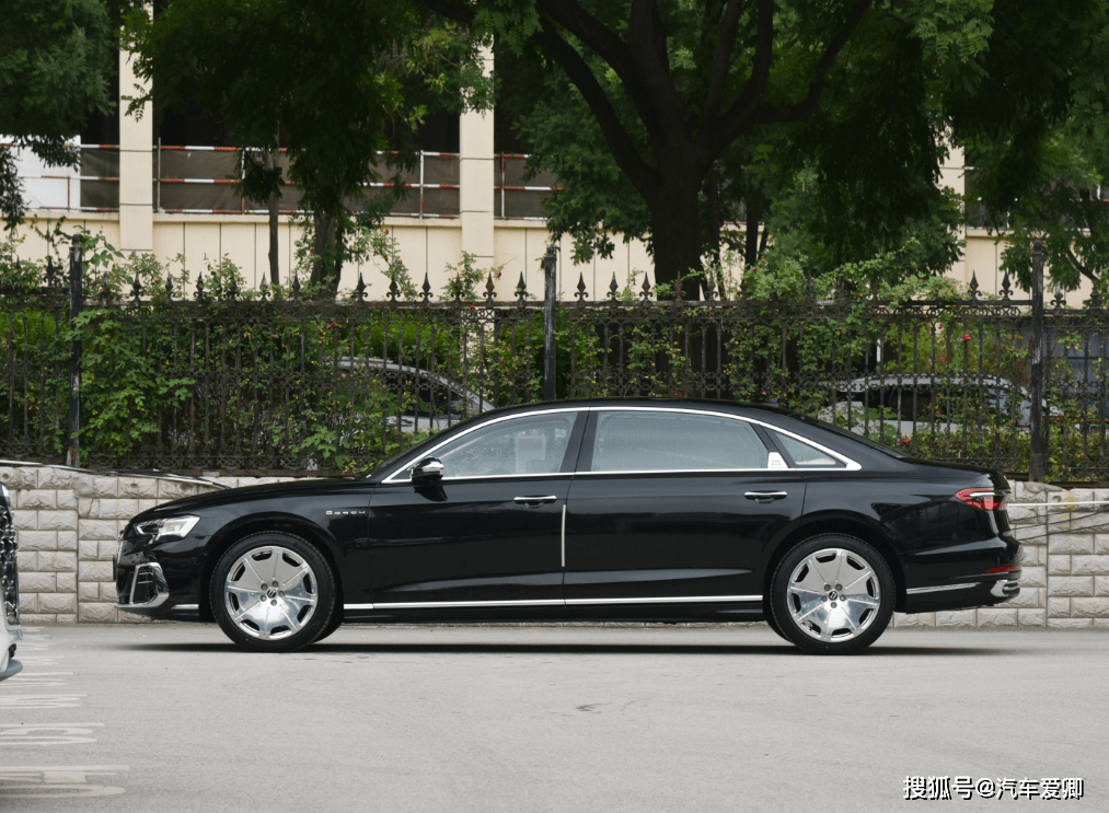 “迈巴赫”版奥迪A8，车长5450mm，大饼式轮毂，后排奢华配4座_搜狐汽车_搜狐网