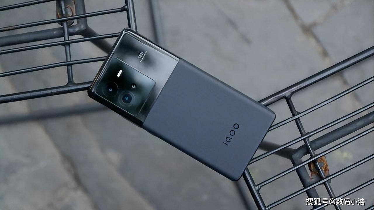 售价相差1000元！IQOO10和10 Pro综合对比，哪款更值得推荐？_配置_手机_支持