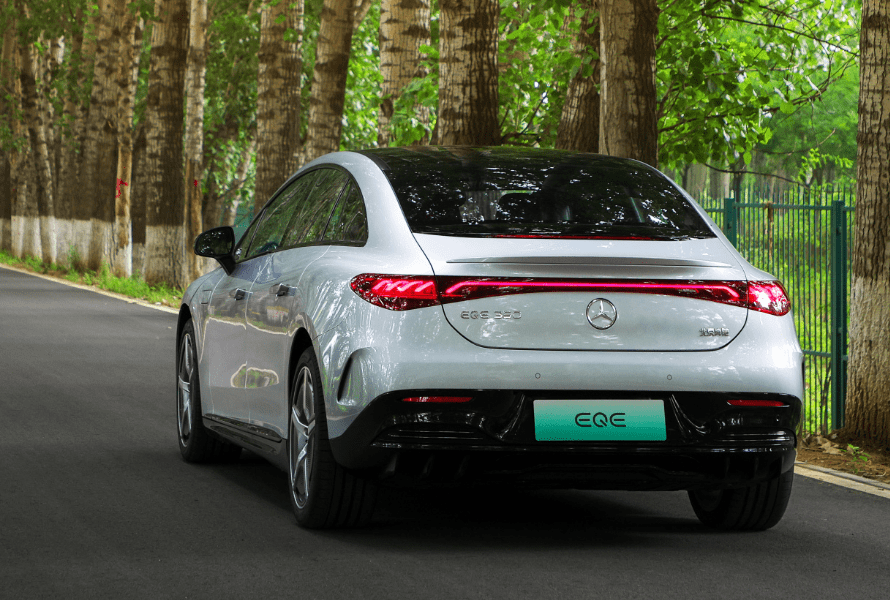 北京奔驰EQE预售53万起，对比蔚来ET7，胜算几何？_搜狐汽车_搜狐网