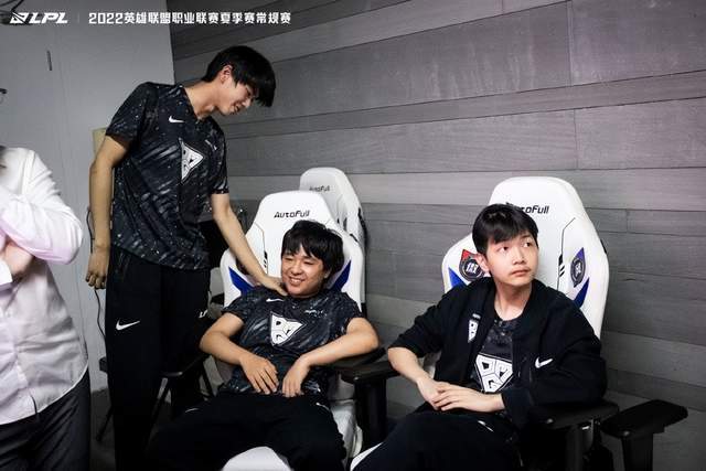 超越Theshy、左手，OMG新秀上单Shanji登顶LPL单杀榜单！_赛场_Wayward_英雄